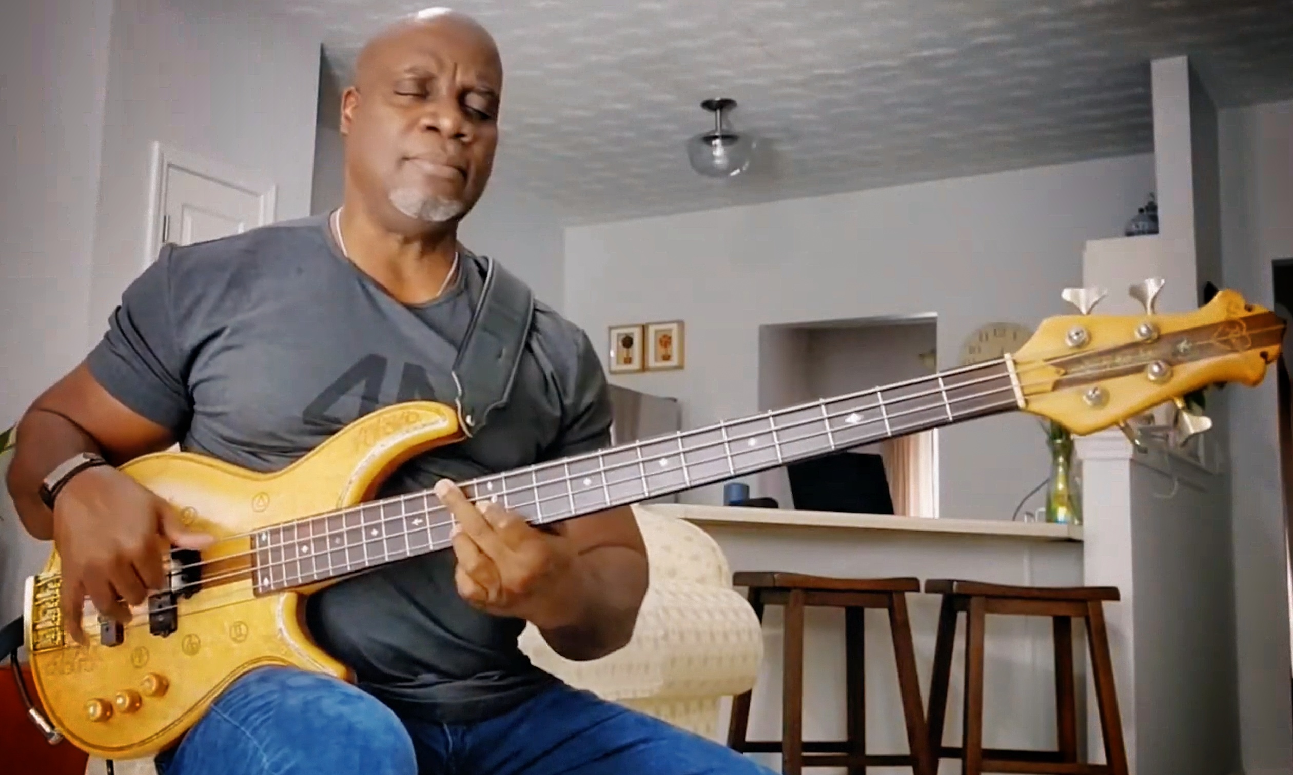 Beeindruckend: Russel Blake spielt "Always A Woman" - Bonedo