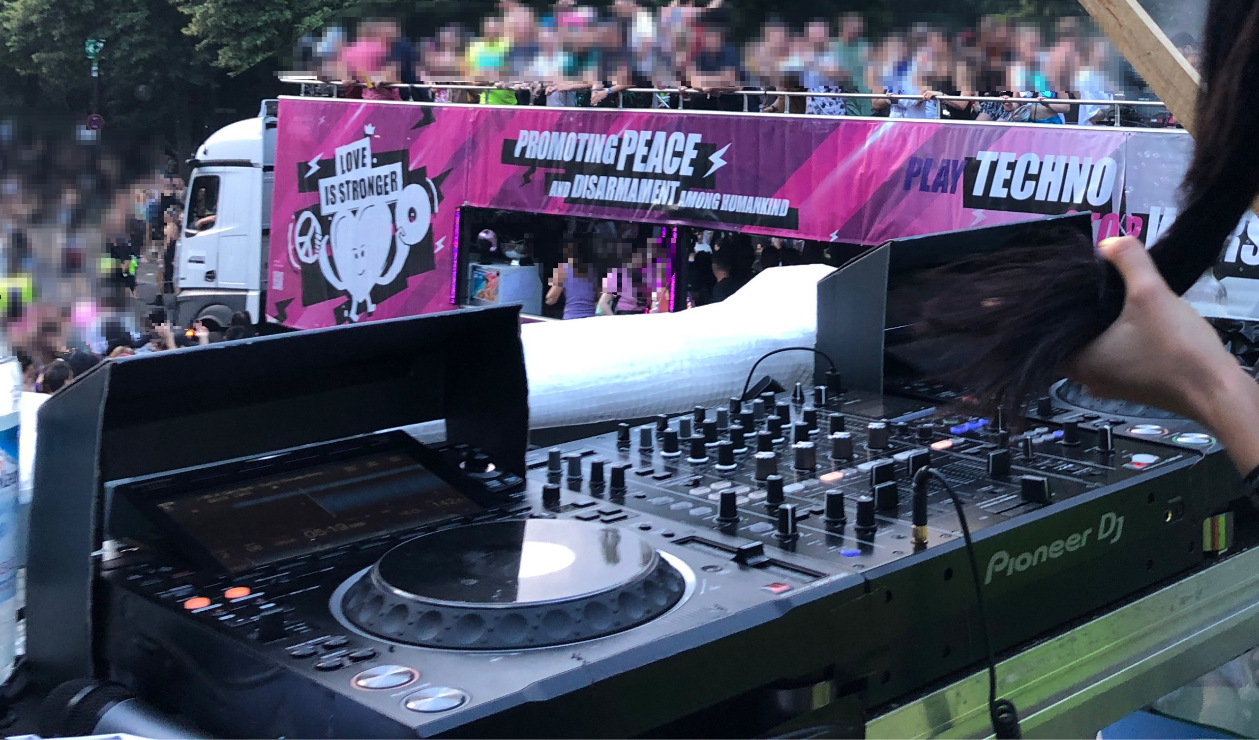 CDJ-Sonnenschutz aus Pappe? Lightscale DJ Sun Shades - Bonedo