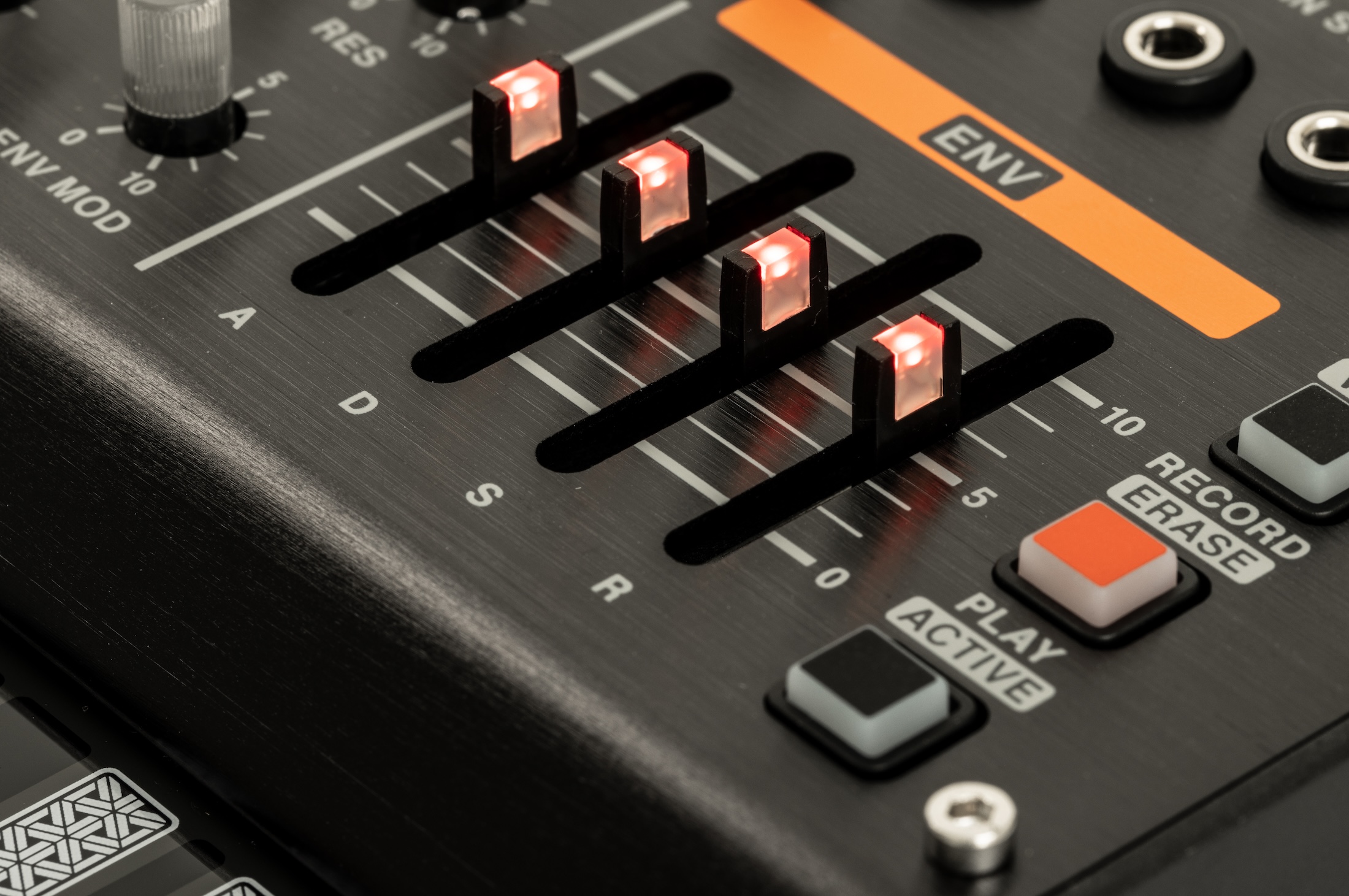 Behringer JT Mini Test: Miniausgabe des Jupiter 8? - Bonedo