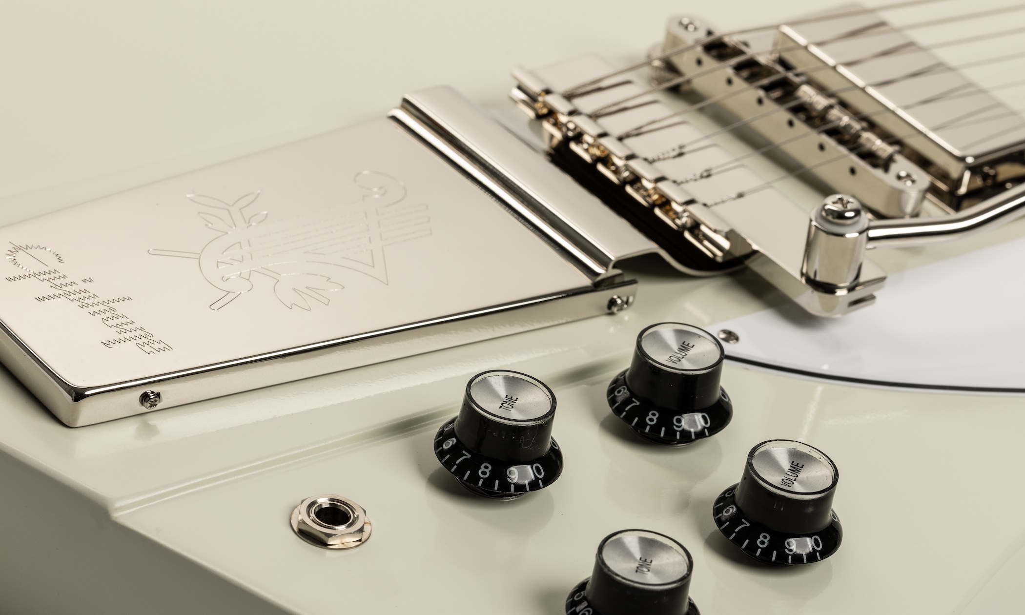 Epiphone 1963 Firebird V Maestro Vibrola Reissue Test - Bonedo